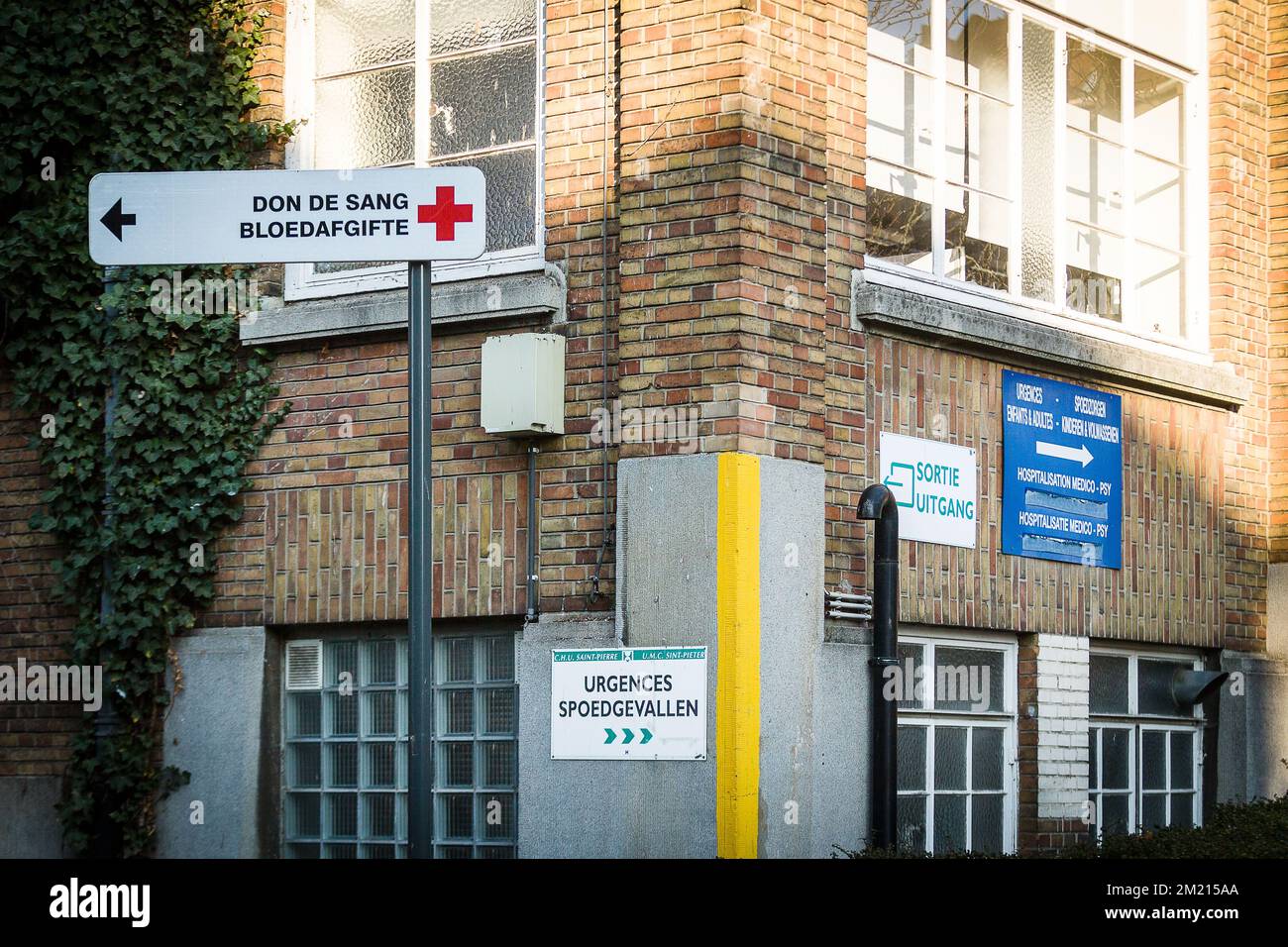 Hopital sign hi-res stock photography and images - Alamy