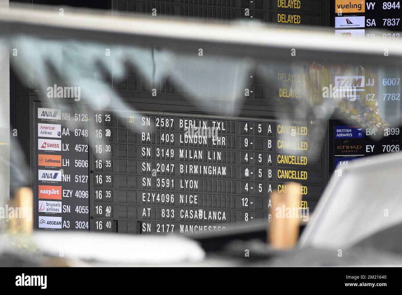 Flight information display system hi-res stock photography and images ...