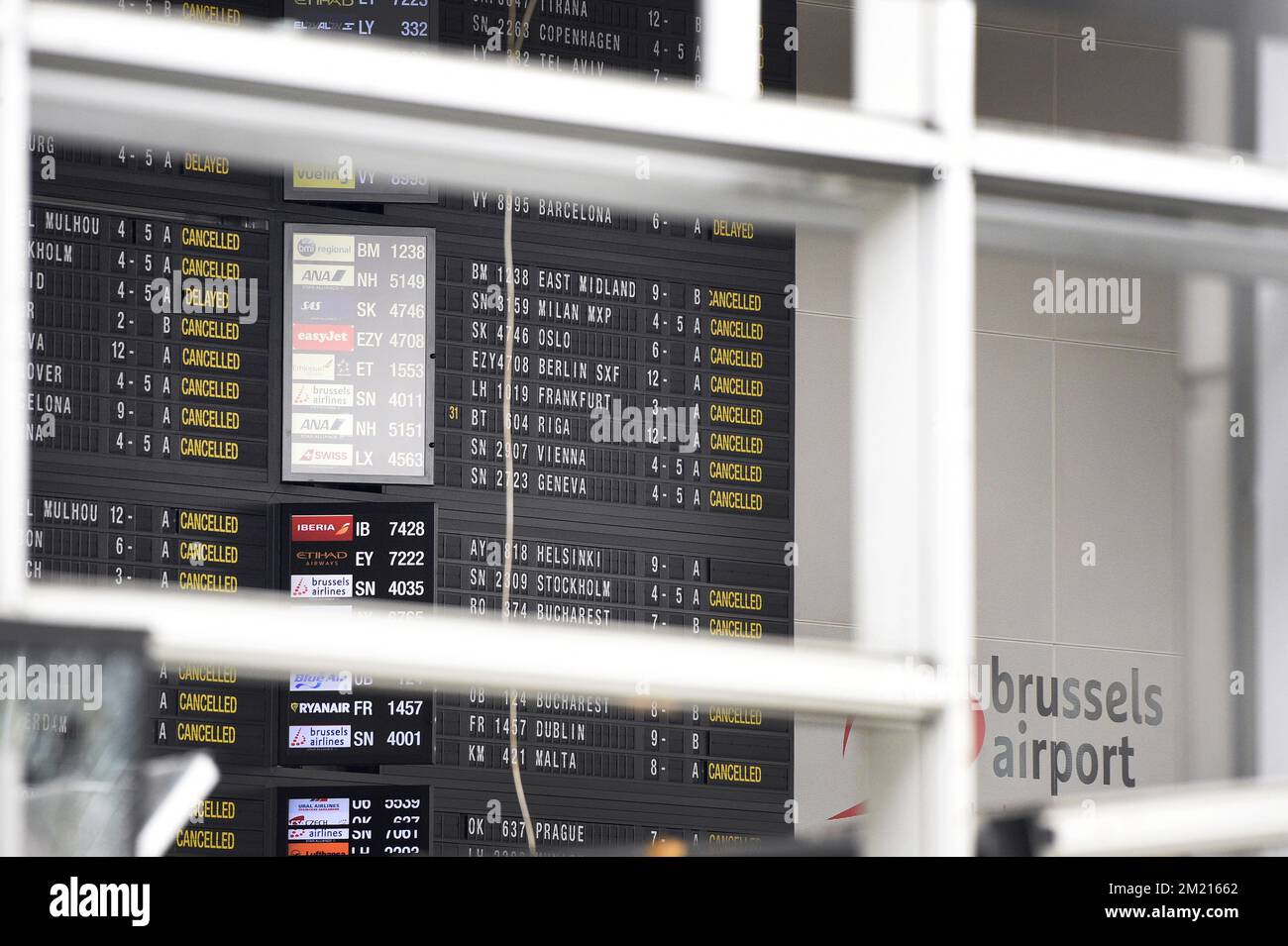 Flight information display system hi-res stock photography and images ...