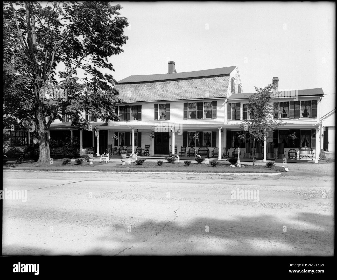 Brookfield Inn with 1/4 garage, opposite River Street, Highway Post ...