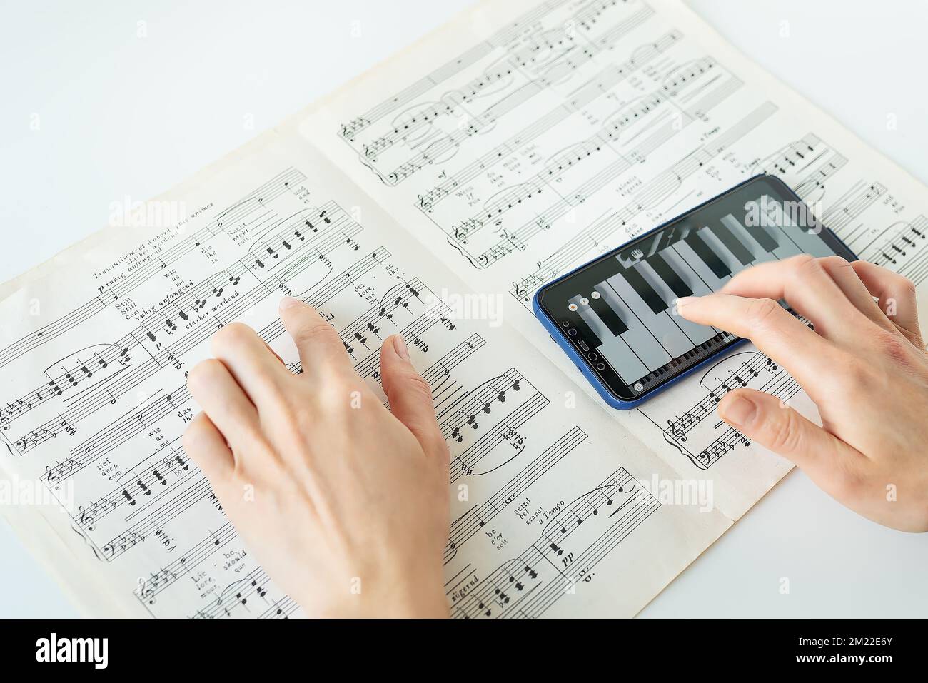 The program on the phone to play the piano, piano score. Musical notes ...