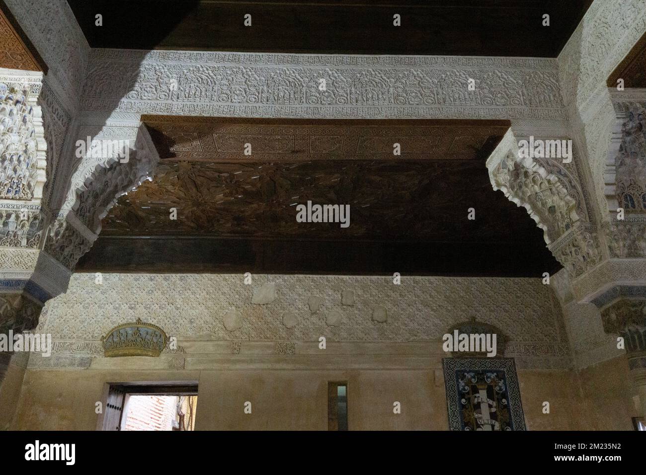 Arabic geometric patterns on columns and roof inside alhambra palace ...