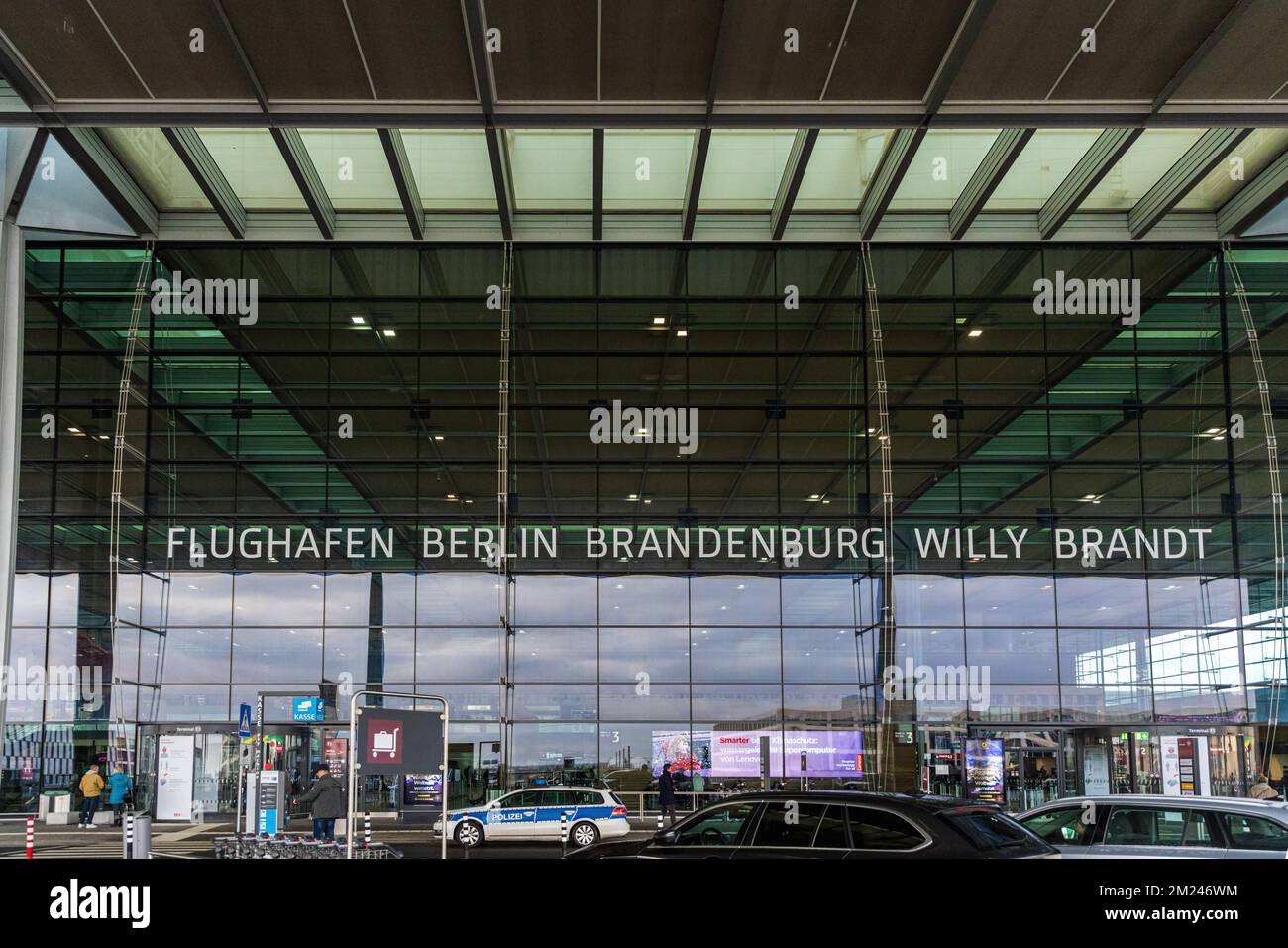Exterior of airport terminal hi-res stock photography and images - Alamy