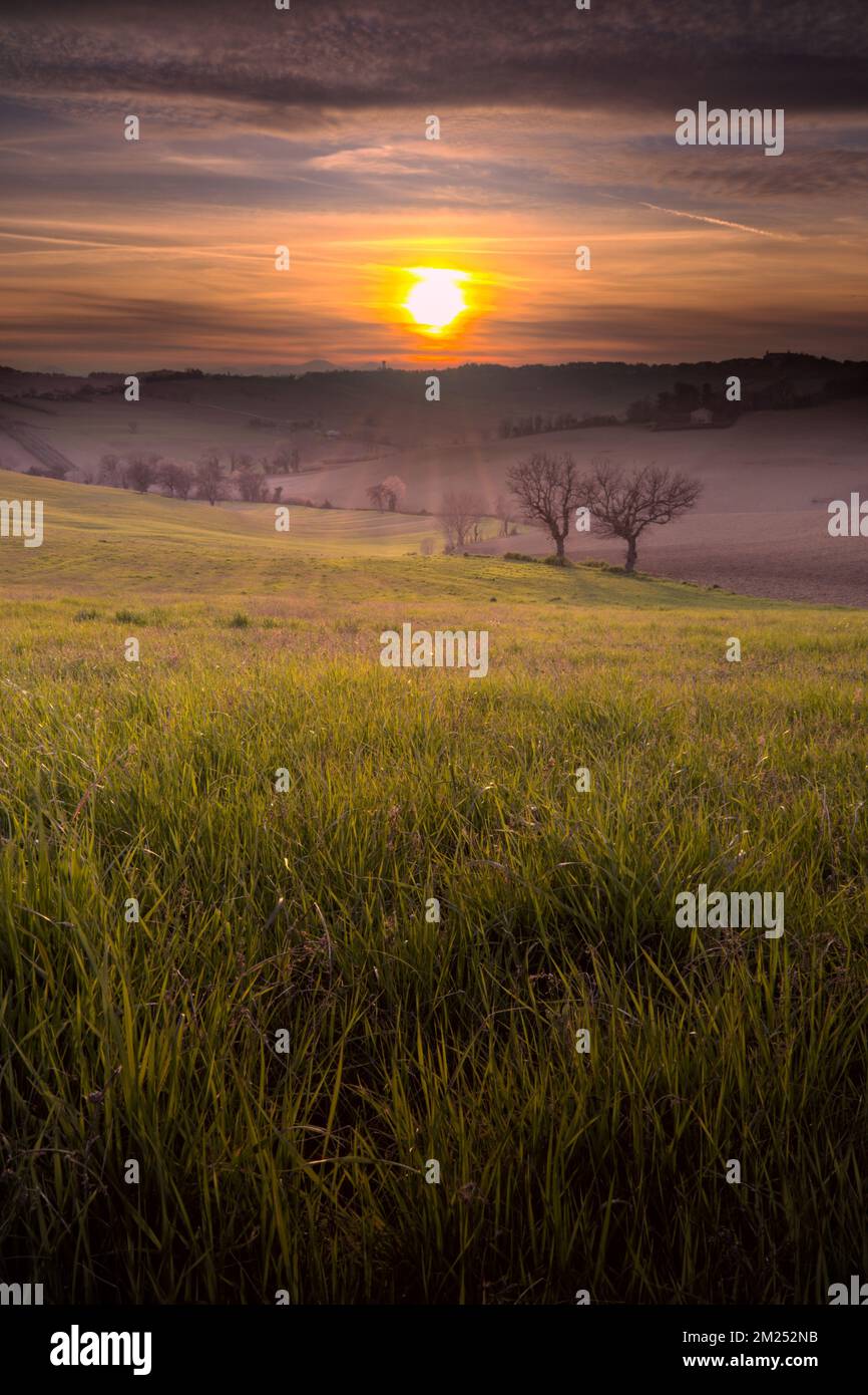 Countryside landscape sunset sky hi-res stock photography and images ...