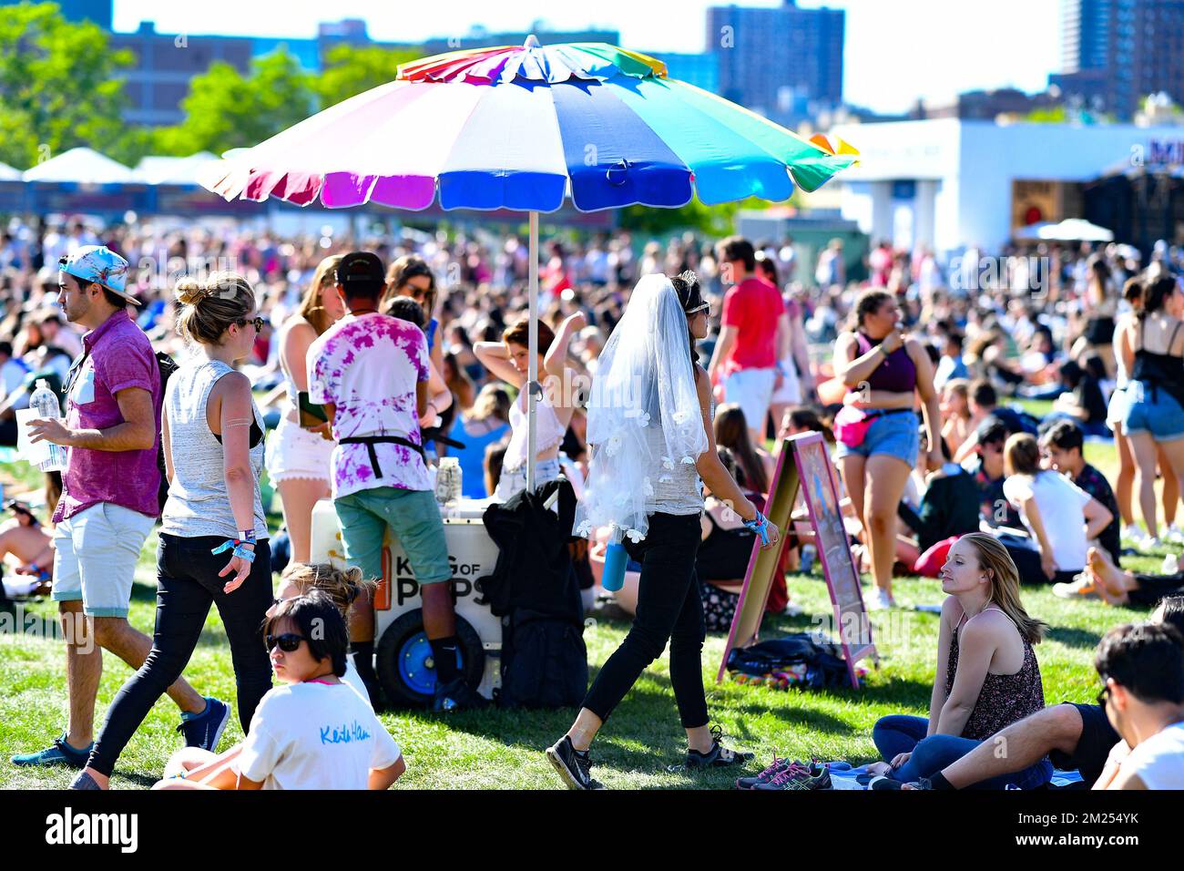 Governors ball music festival crowd hi-res stock photography and images ...