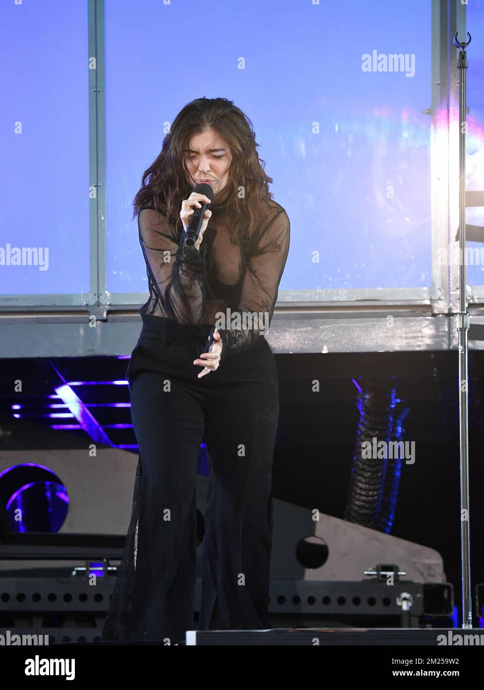Lorde on stage hi-res stock photography and images - Alamy