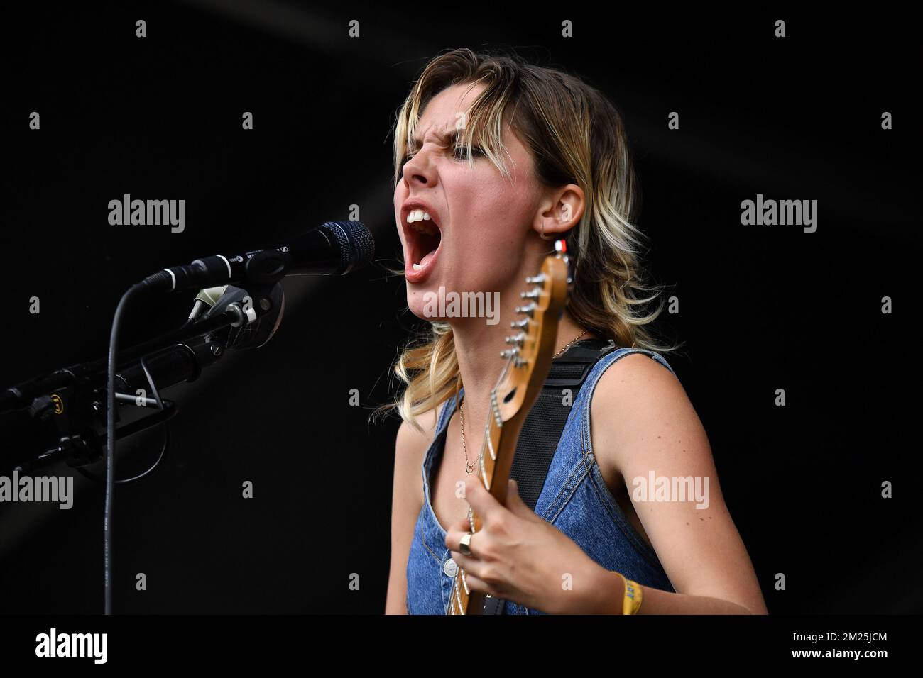 Wolf alice stage hi-res stock photography and images - Alamy