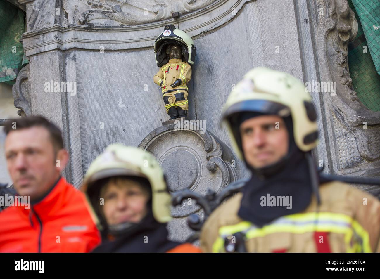 Illustration picture shows firefighters posing with the 'Manneken Pis ...