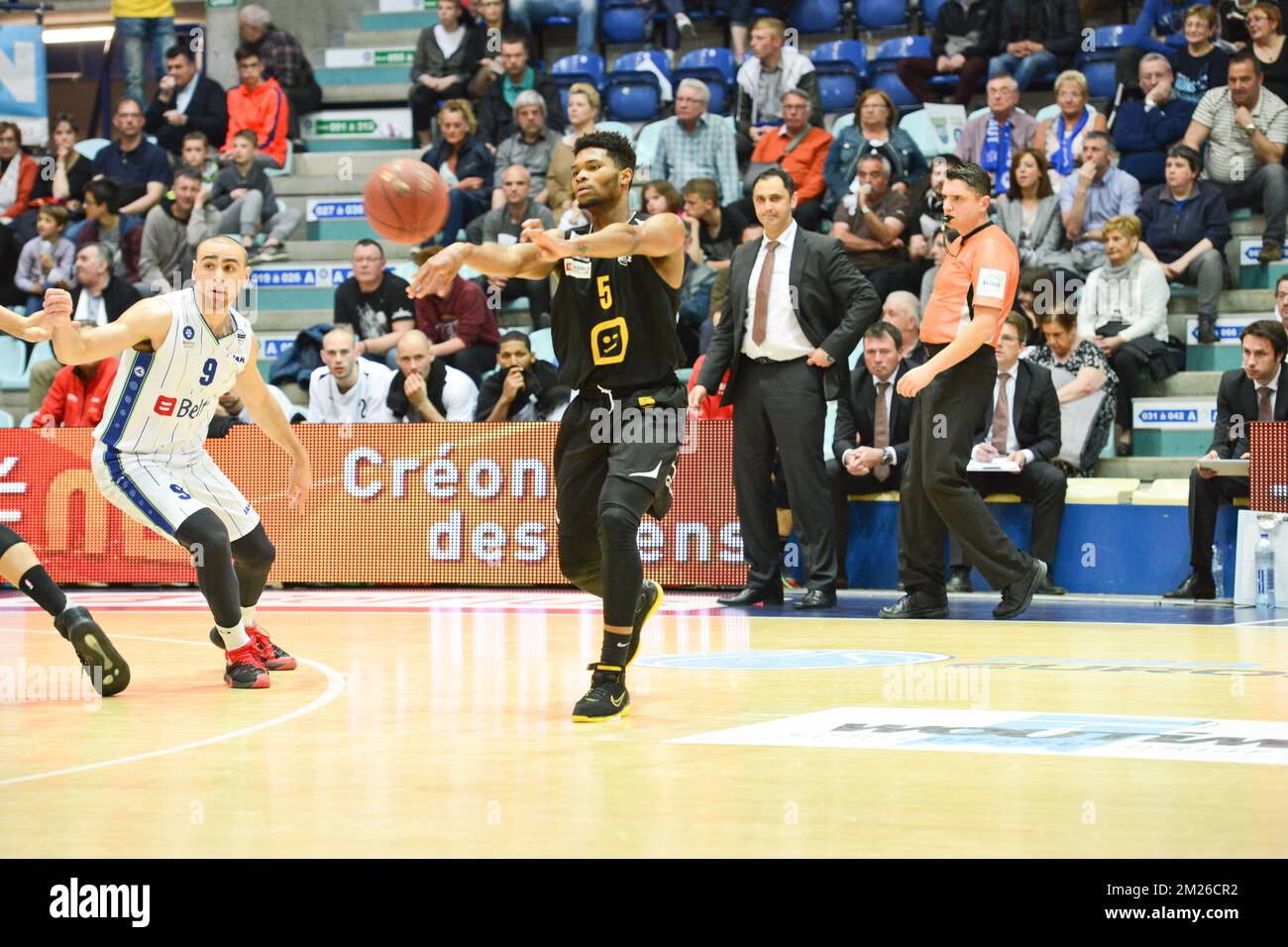 Mons' Jerome Demps Delano and Oostende's Corey Walden pictured in ...