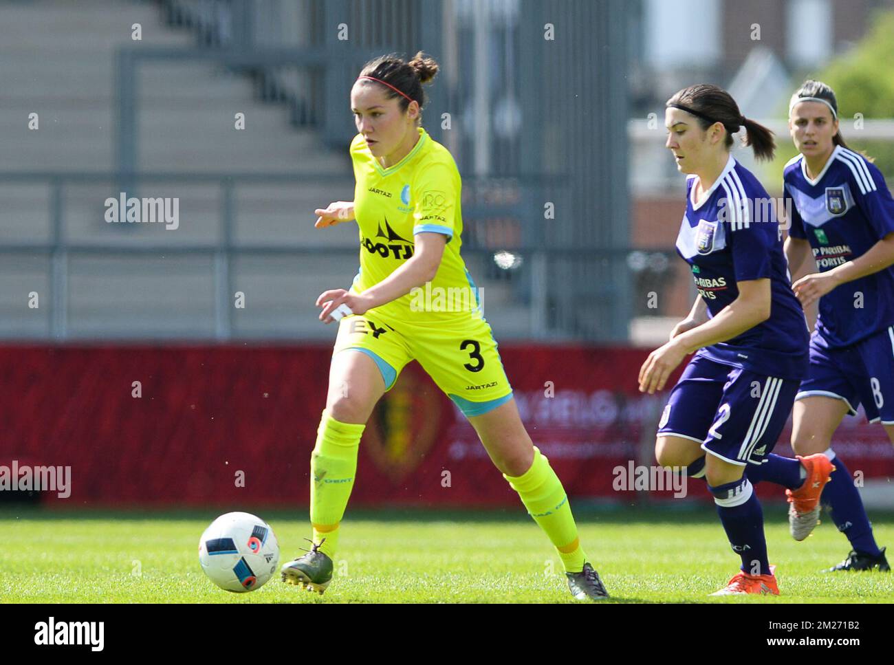 KAA Gent's Elien Van Wynendaele and Anderlecht's Noemie Gelders ...