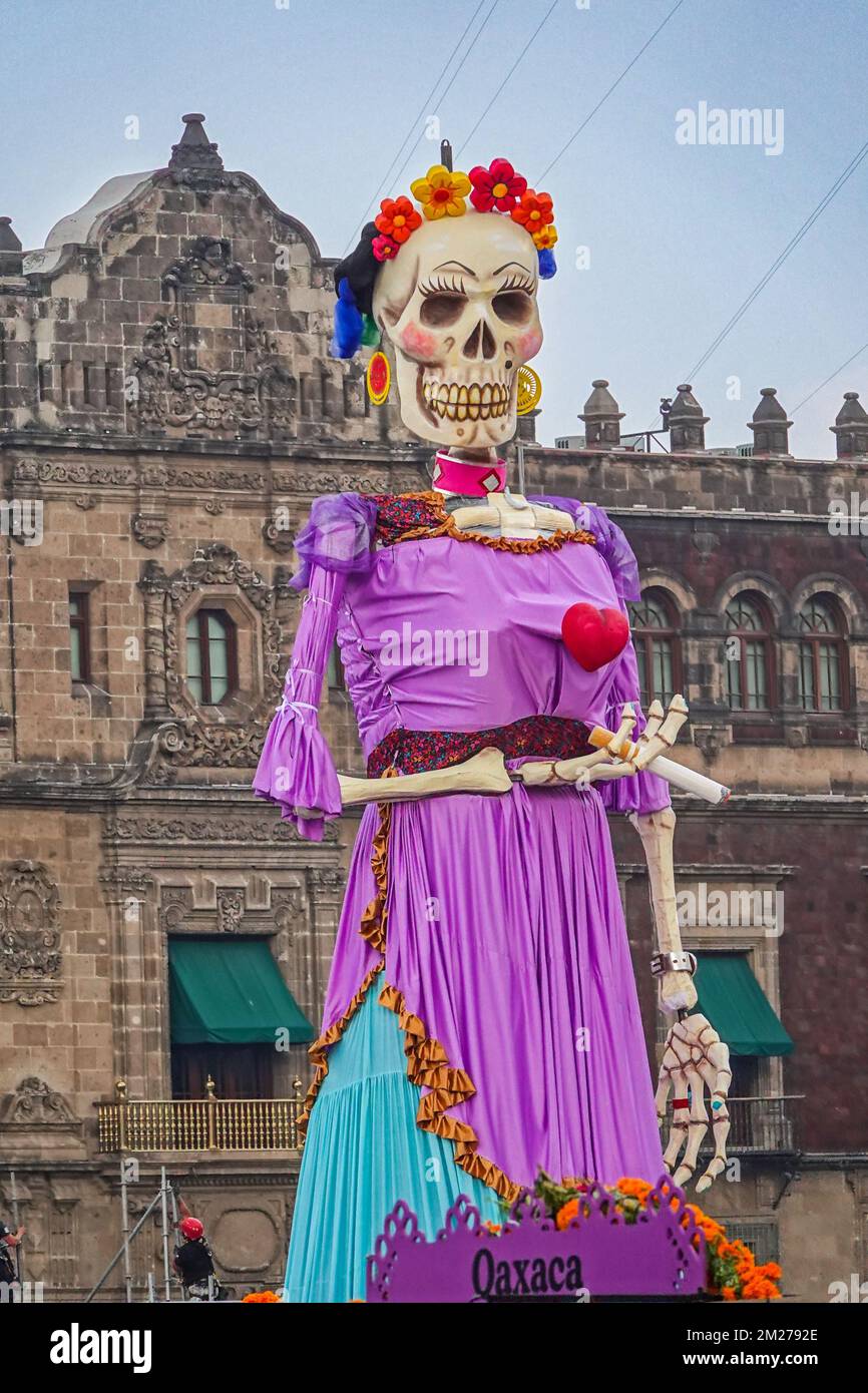 Mexico City, Mexico. 28 October, 2022. Crowds gather around giant ...