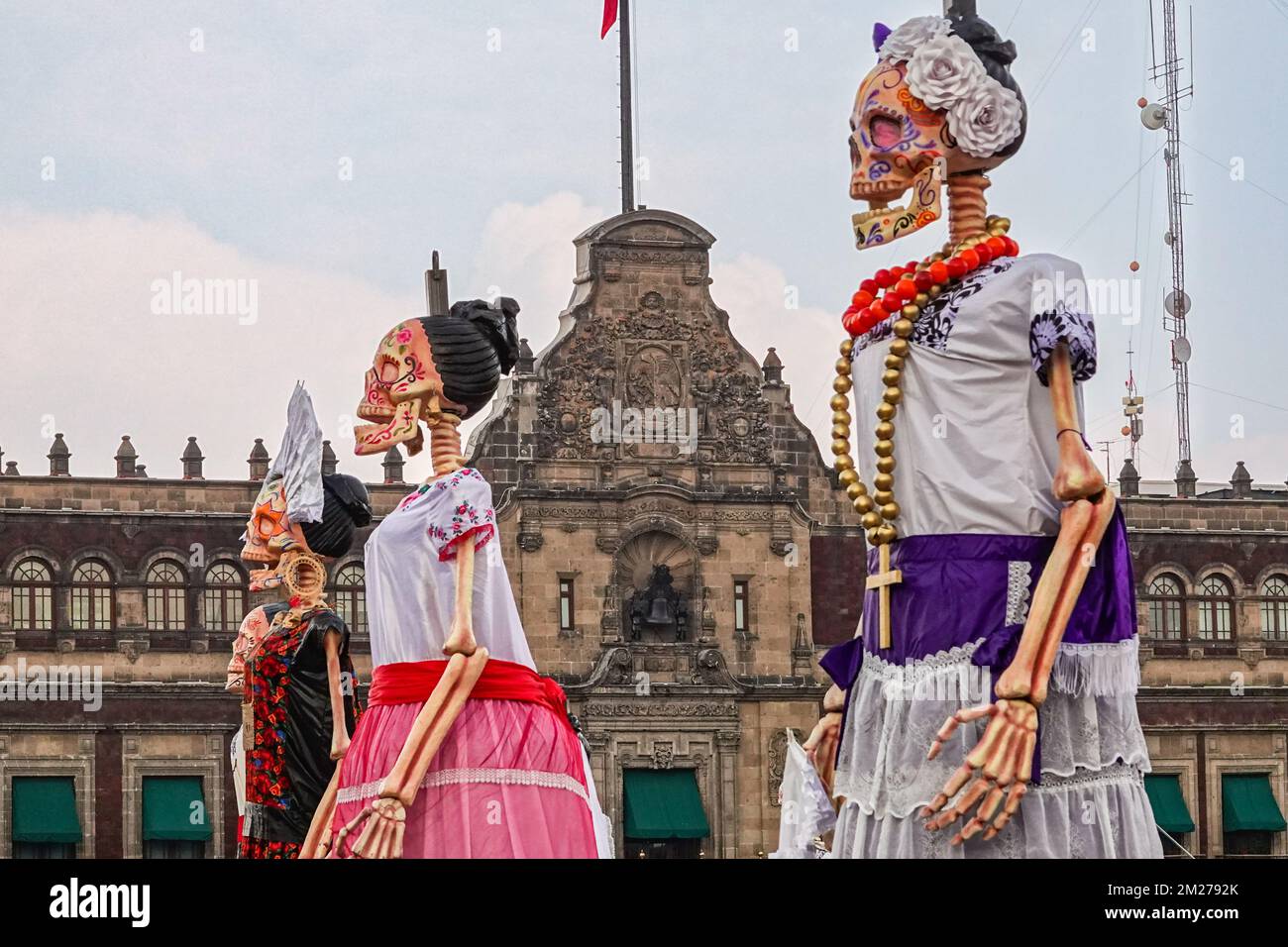 Mexico City, Mexico. 28 October, 2022. Crowds gather around giant ...
