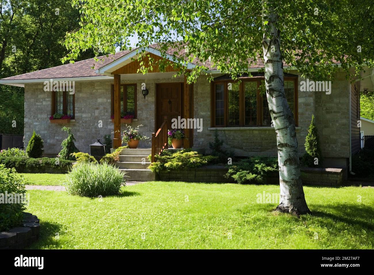 House lawn steps boxes hi-res stock photography and images - Alamy