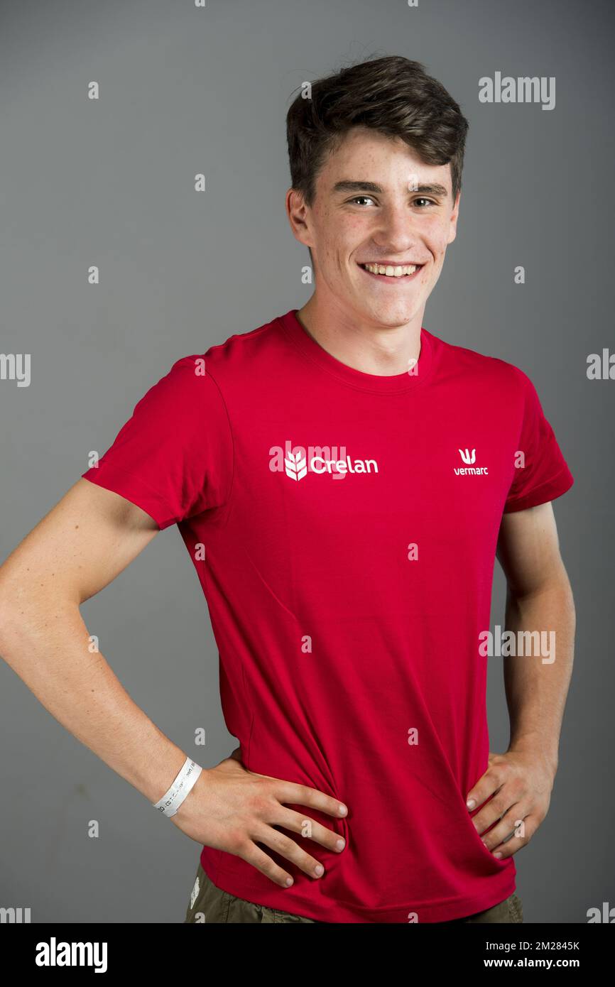 Poses de bras hi-res stock photography and images - Alamy