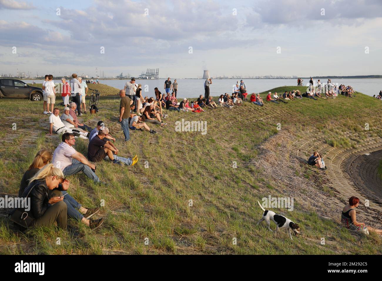 Lots of people came to see the scene where a container ship stranded in ...