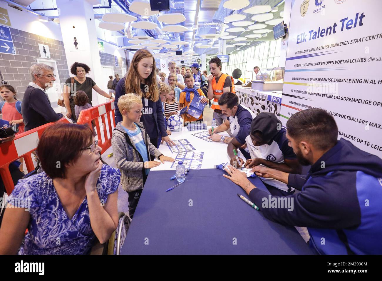Gent's goalkeeper Yannick Thoelen, Gent's Deiver Machado and Gent's ...