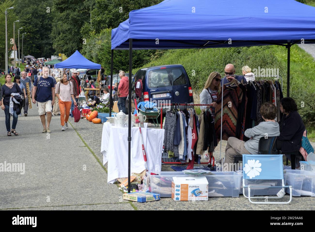 Stands at a flea market | Stands de brocante 20/08/2017 Stock Photo - Alamy