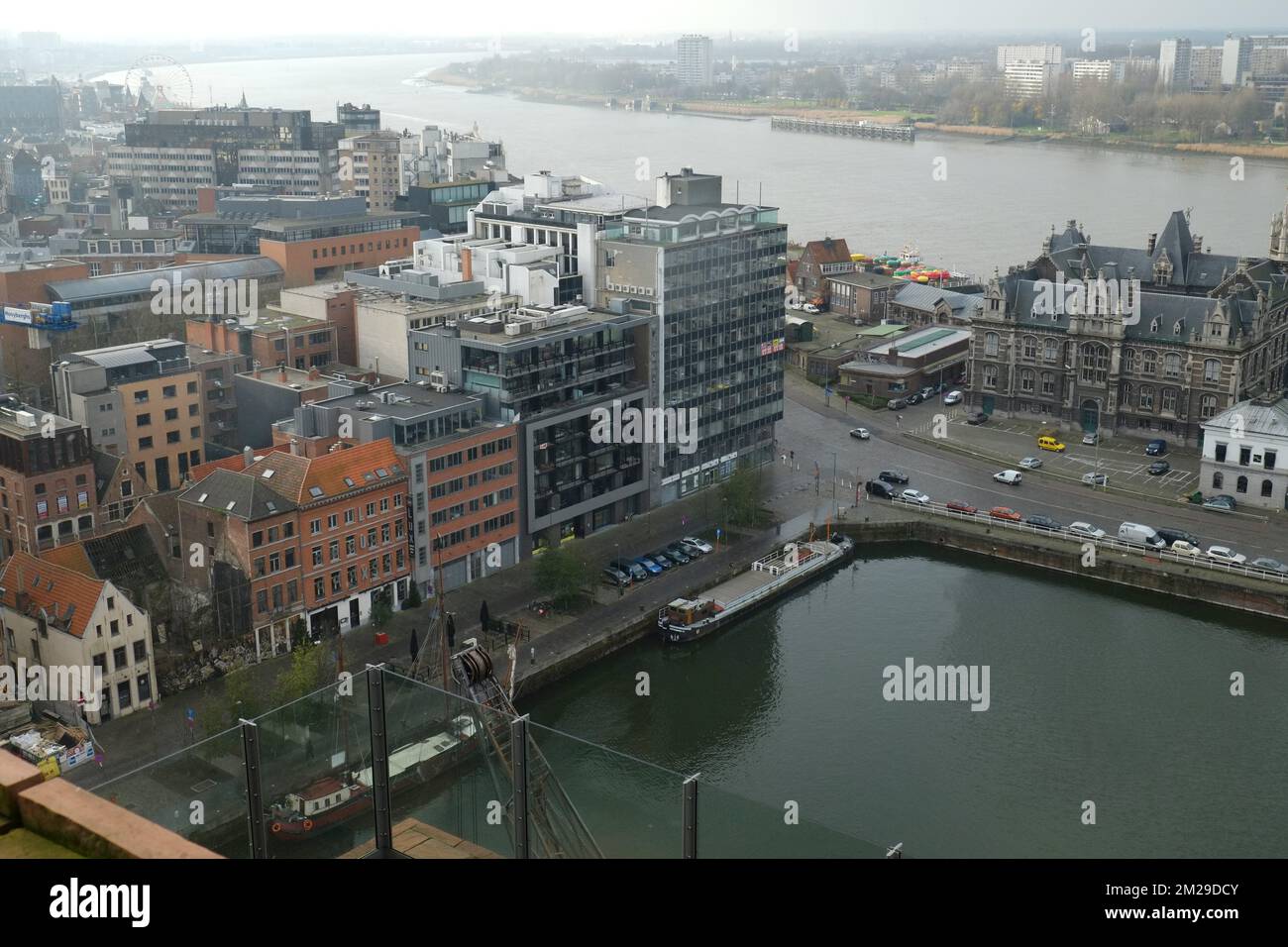 Anvers | Anvers - Vue du Port et ancien port depuis le sommet du MAS 08/12/2013 Stock Photo - Alamy