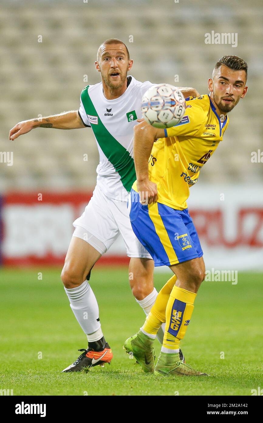 Cercle's Benjamin Lambot and Union's Christophe Bertjens fight for the ...