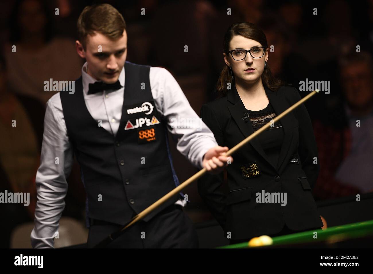 Snooker referee hi-res stock photography and images - Alamy