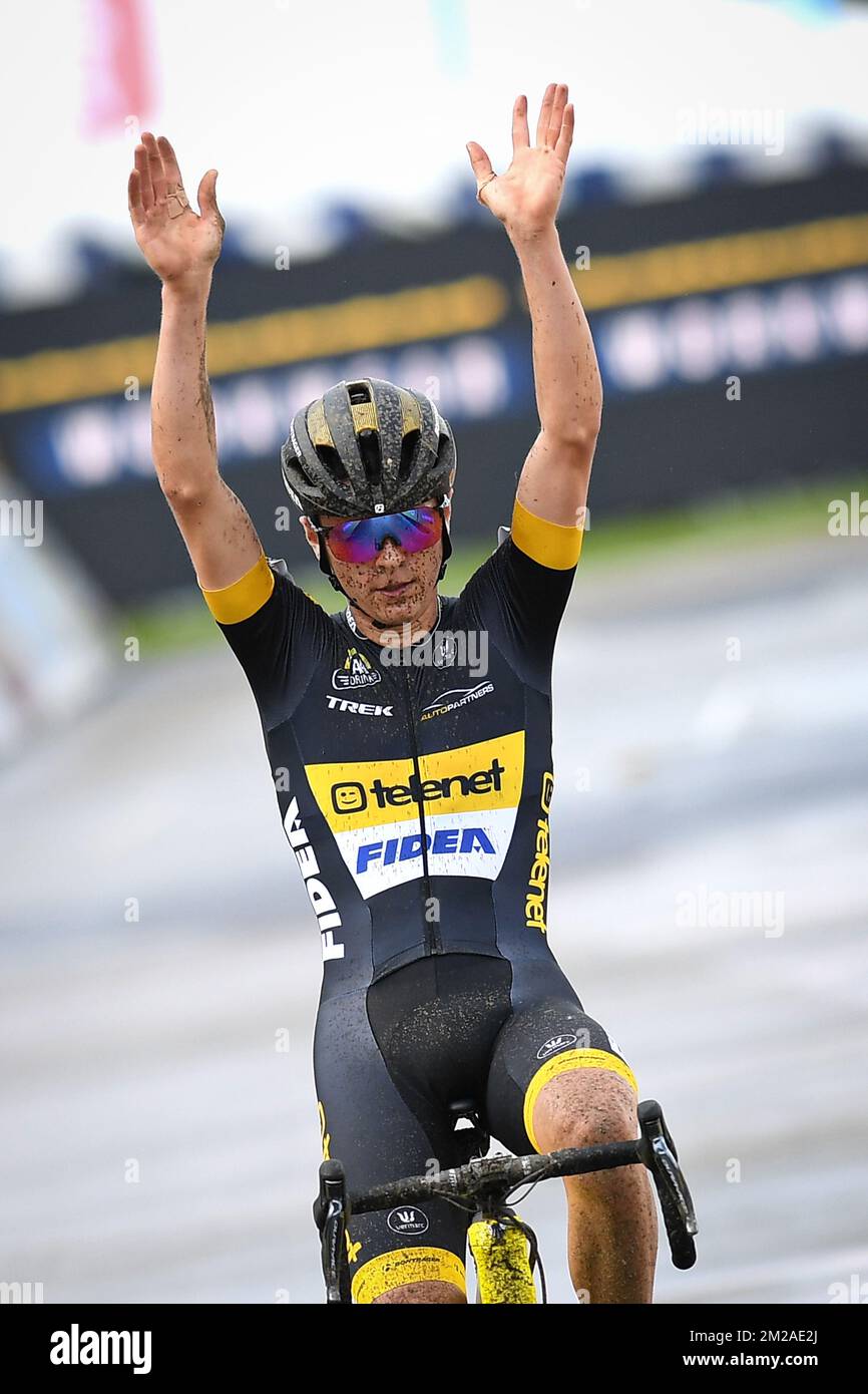 British Thomas Pidcock celebrates as he crosses the finish line to win ...