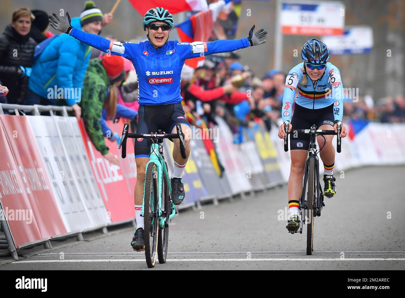 italian Chiara Teocchi and Belgian Laura Verdonschot sprint for the ...