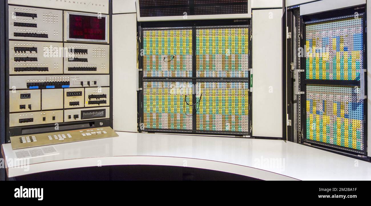 Hybrid AD4 computer, Applied Dynamics Four analogue computer from 1966 ...