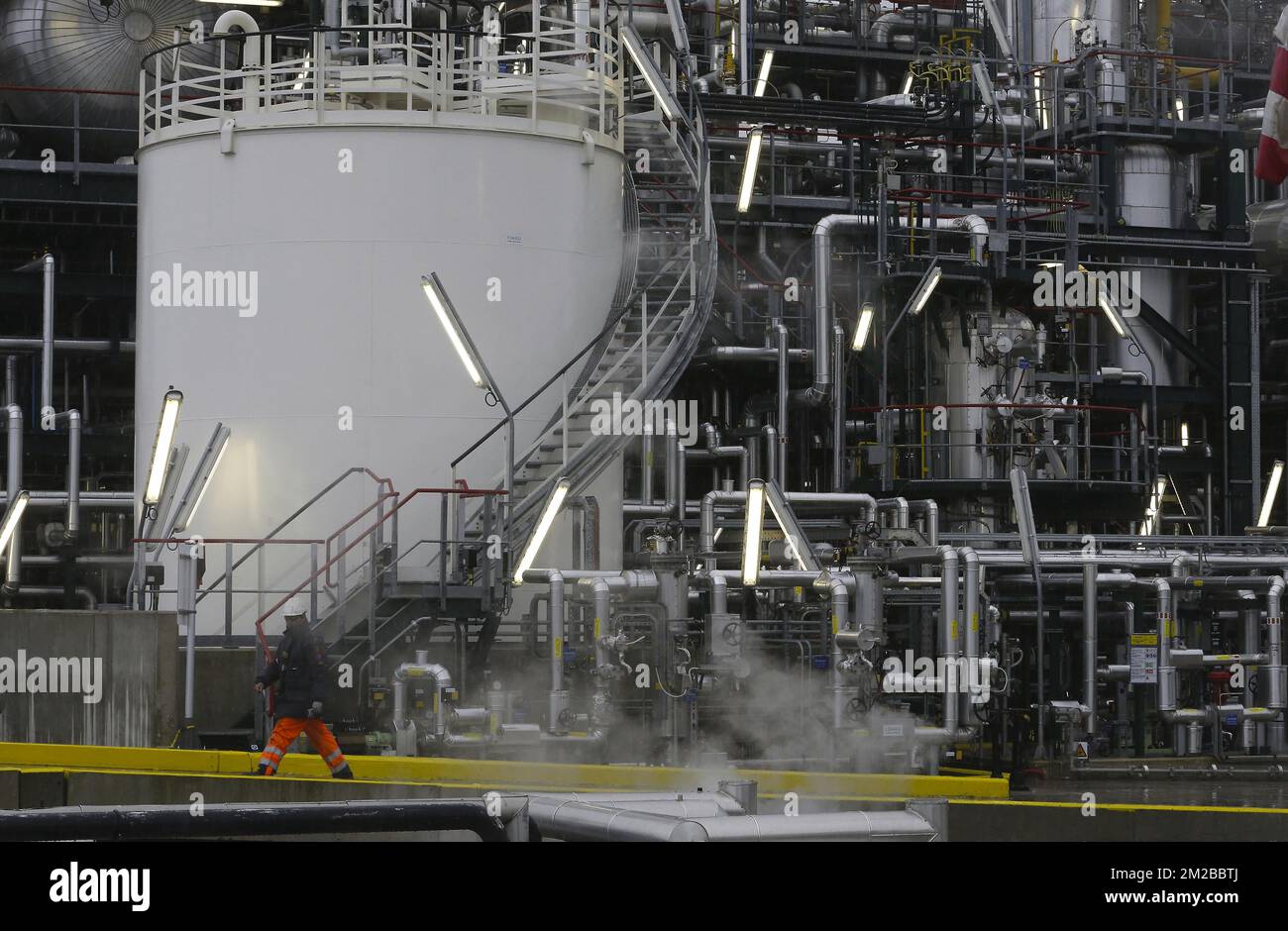 Total raffinaderij antwerpen hi-res stock photography and images - Alamy