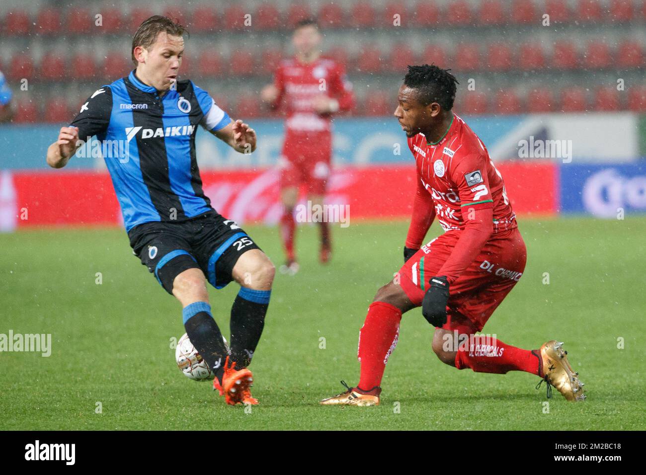 Club's Ruud Vormer and Essevee's Kingsley Madu fight for the ball ...
