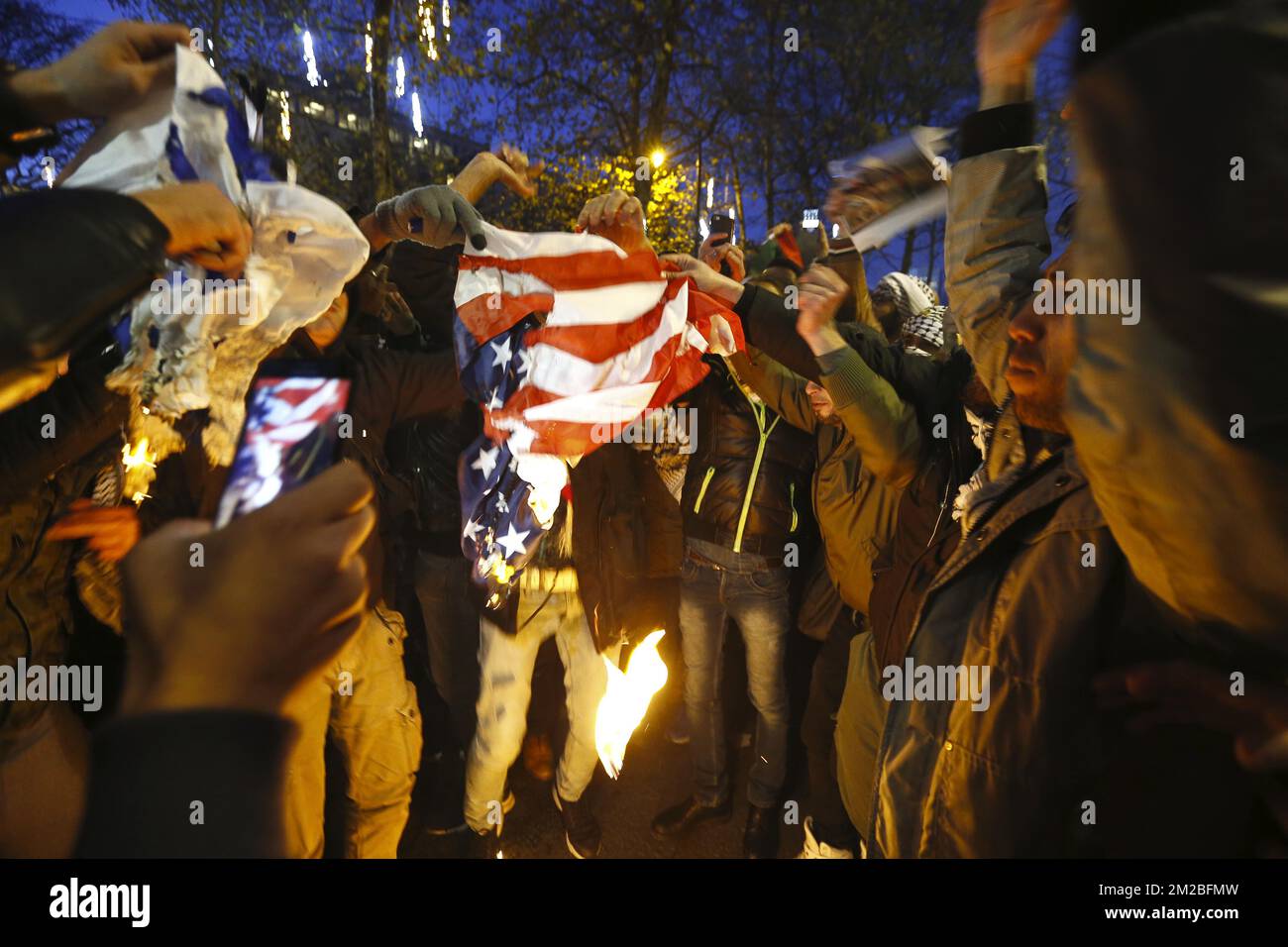 Burn us flag hi-res stock photography and images - Alamy