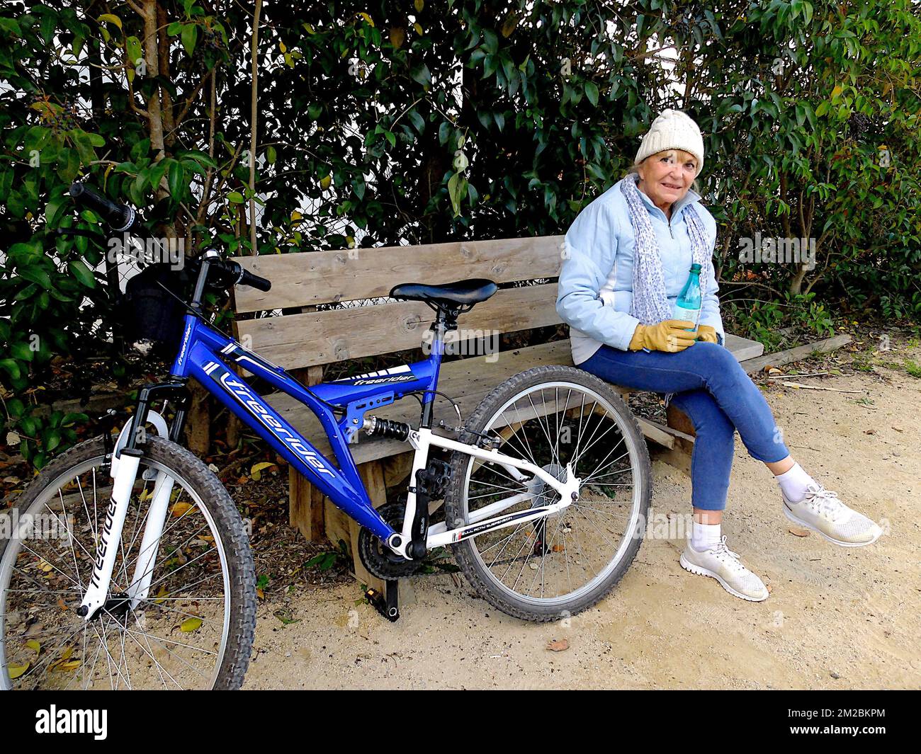 Older person riding a bike | Personne âgée faisant du vélo 13/12/2017 Stock Photo - Alamy