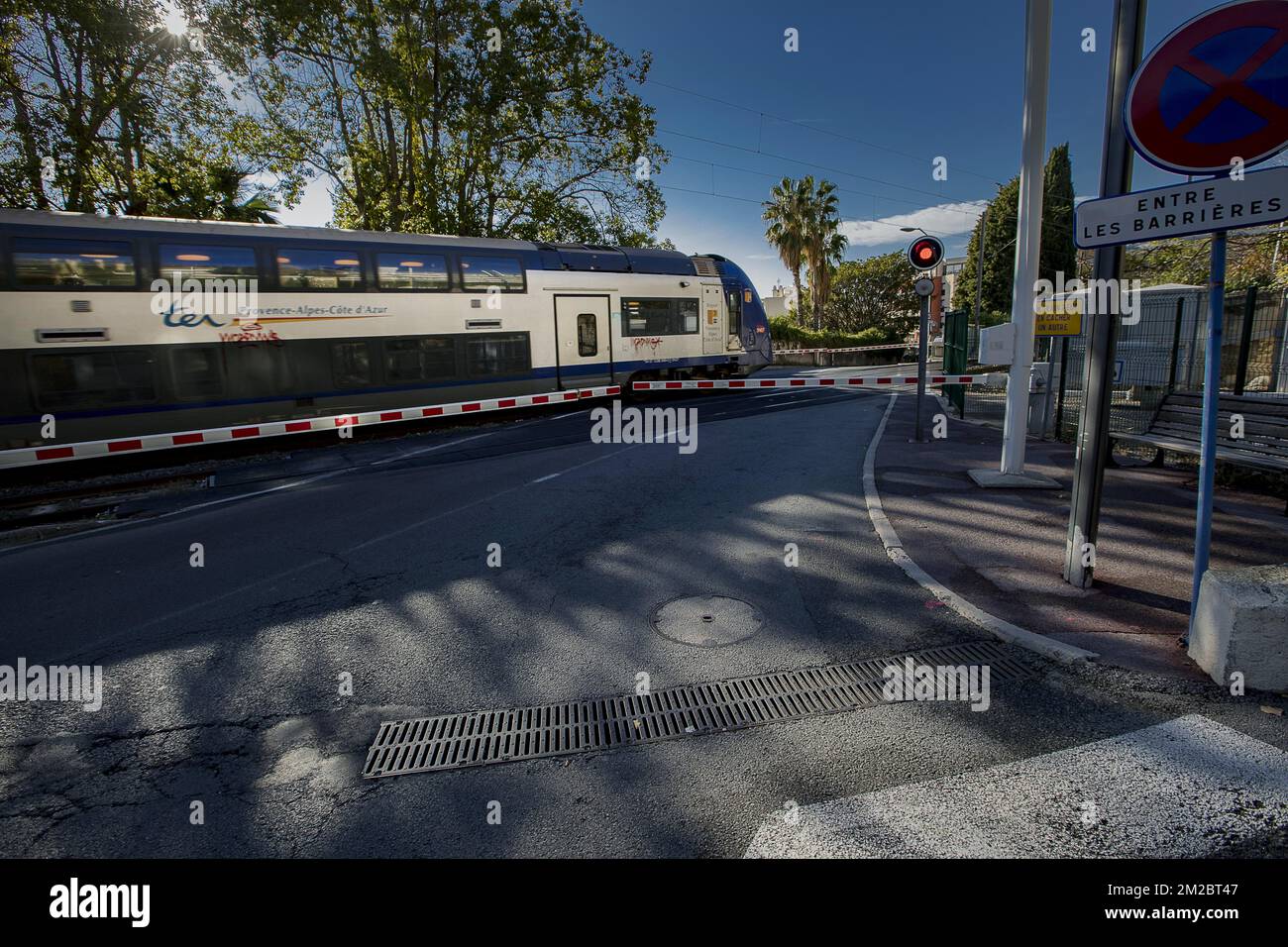 Level crossing | Passage à niveau 22/12/2017 Stock Photo - Alamy
