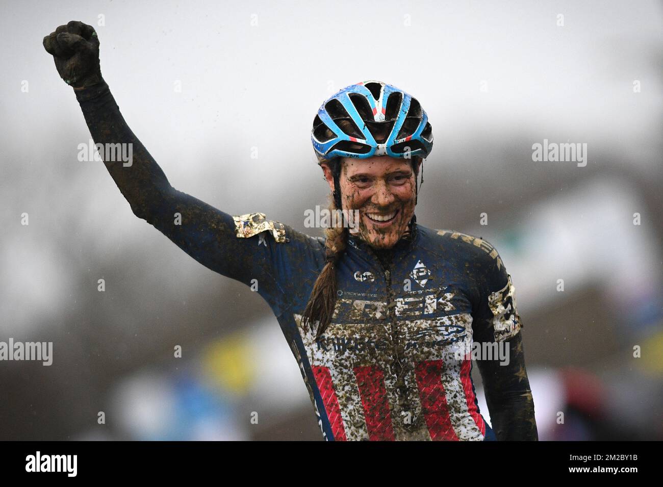 US Katie Compton celebrates as she crosses the finish line at the women ...
