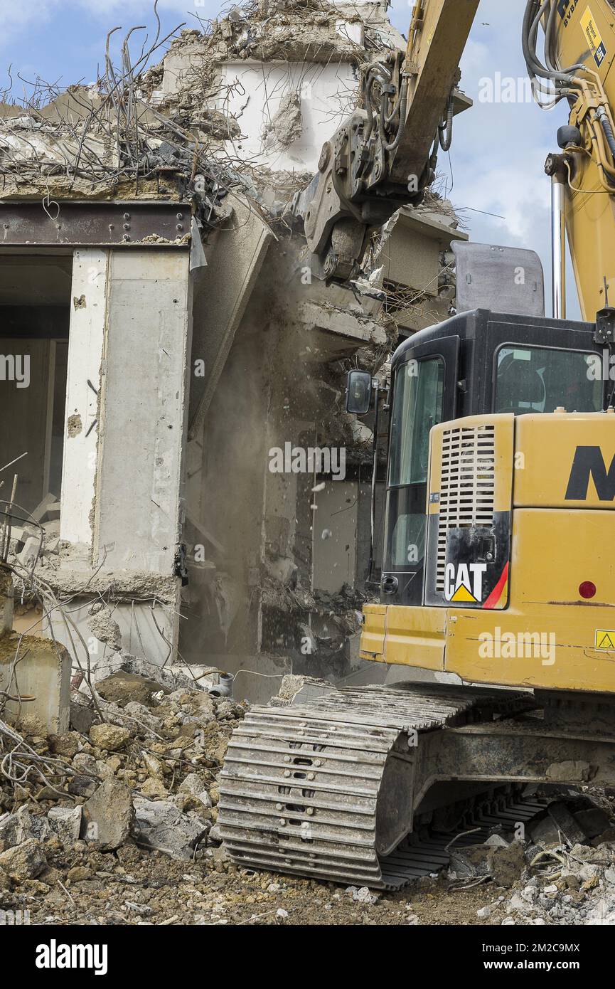 Operation of destruction by bulldozers | Operation de destruction d'un ...