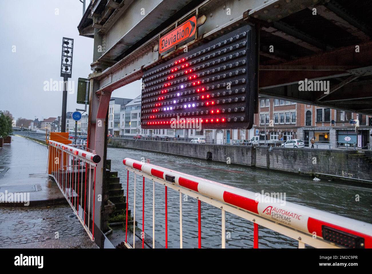 Barge under a lift bridge - security fence and prohibition of trespass ...