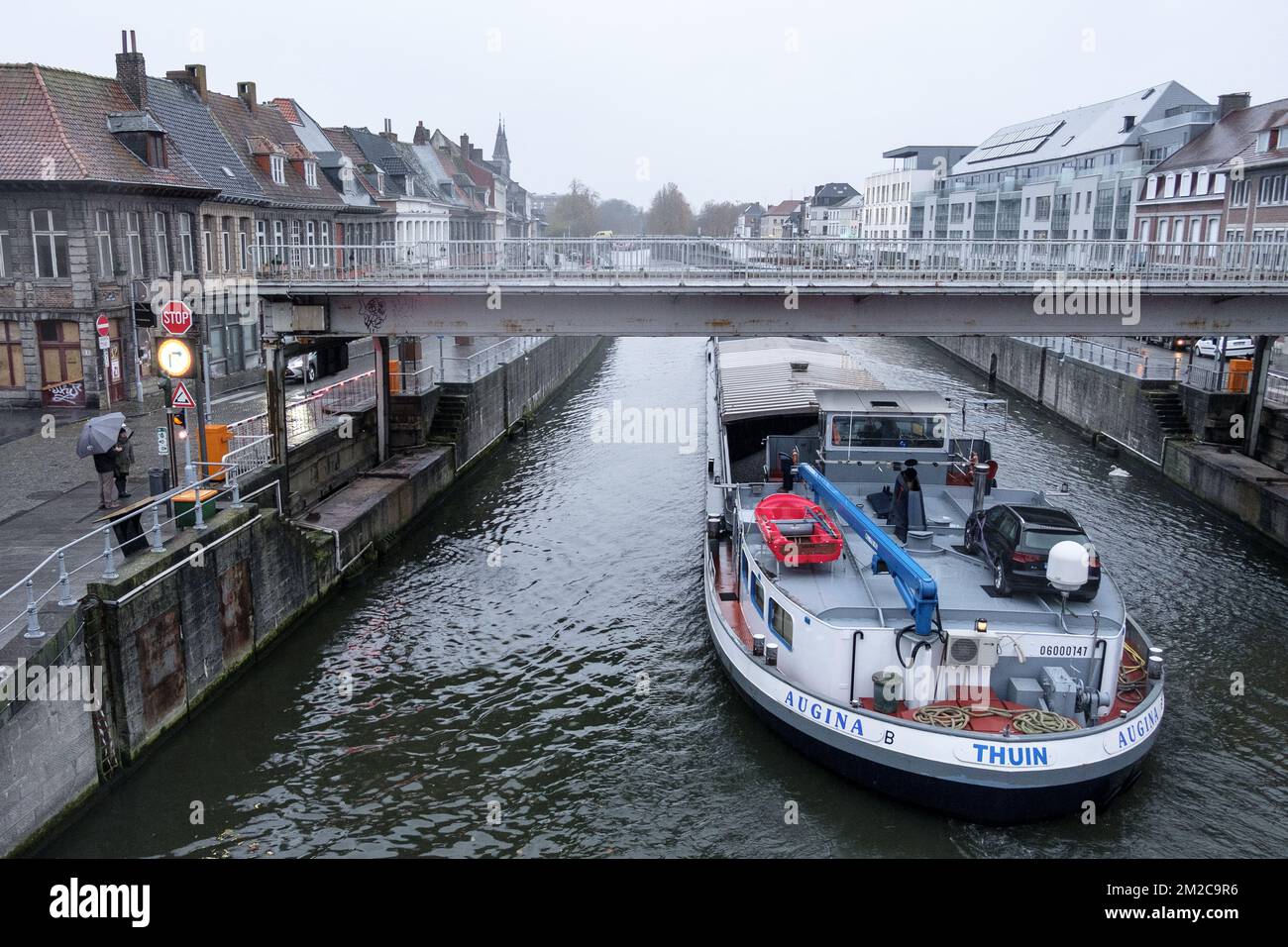 Barge under a lift bridge Peniche au passage sous un pont-levant 06/01 ...