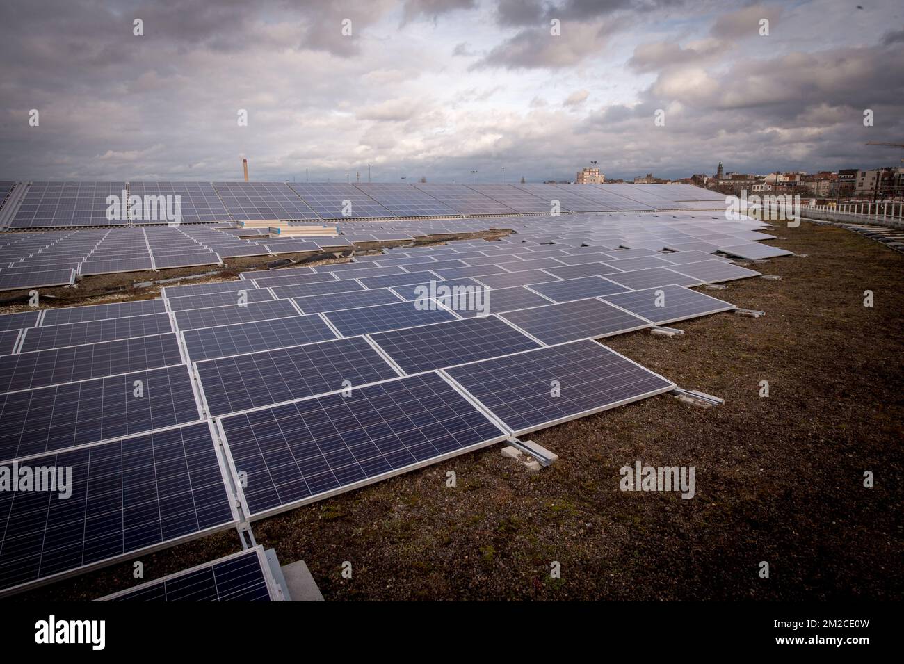 Solar pannel installation hi-res stock photography and images - Alamy
