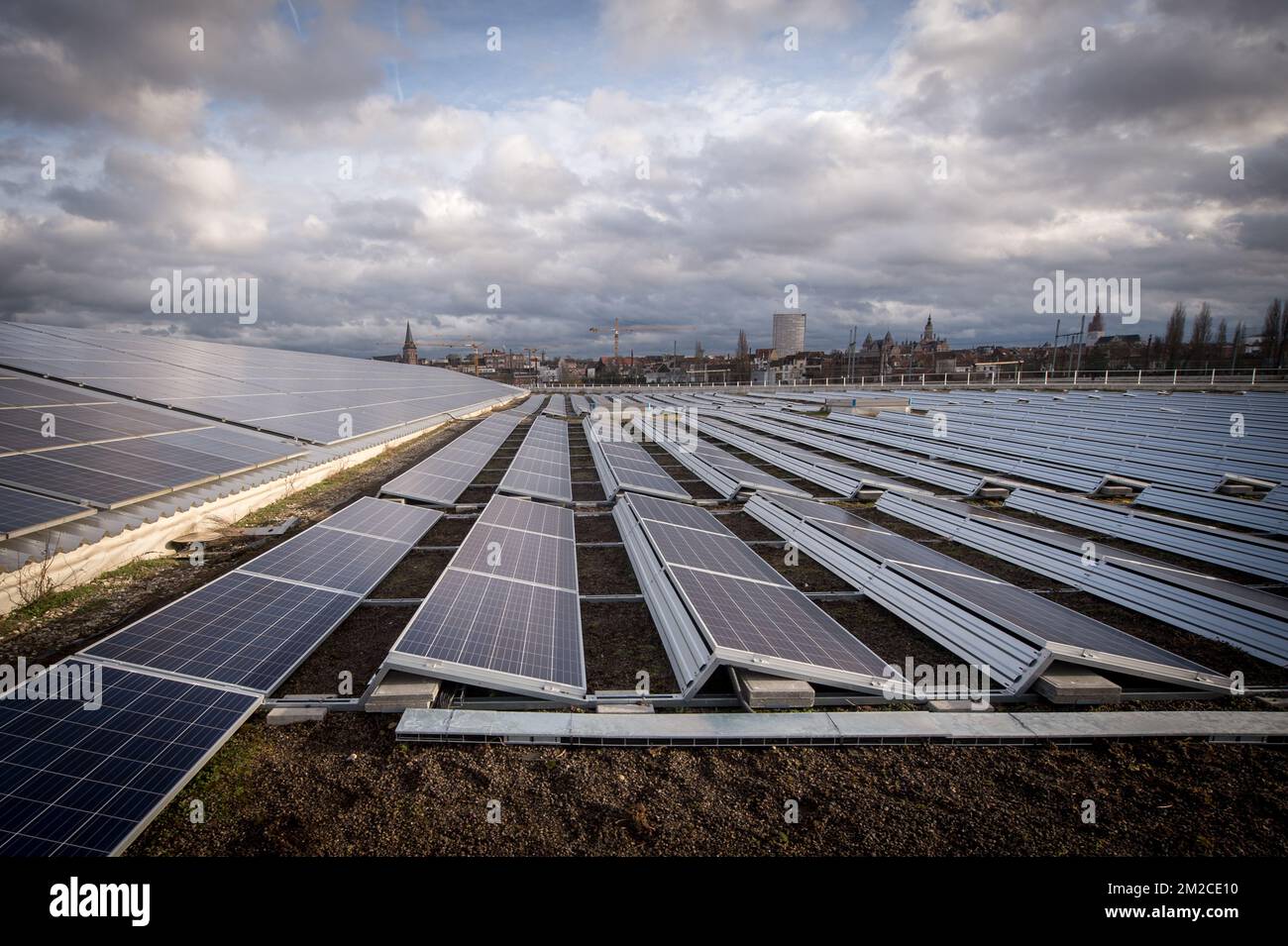 Solar pannel installation hi-res stock photography and images - Alamy