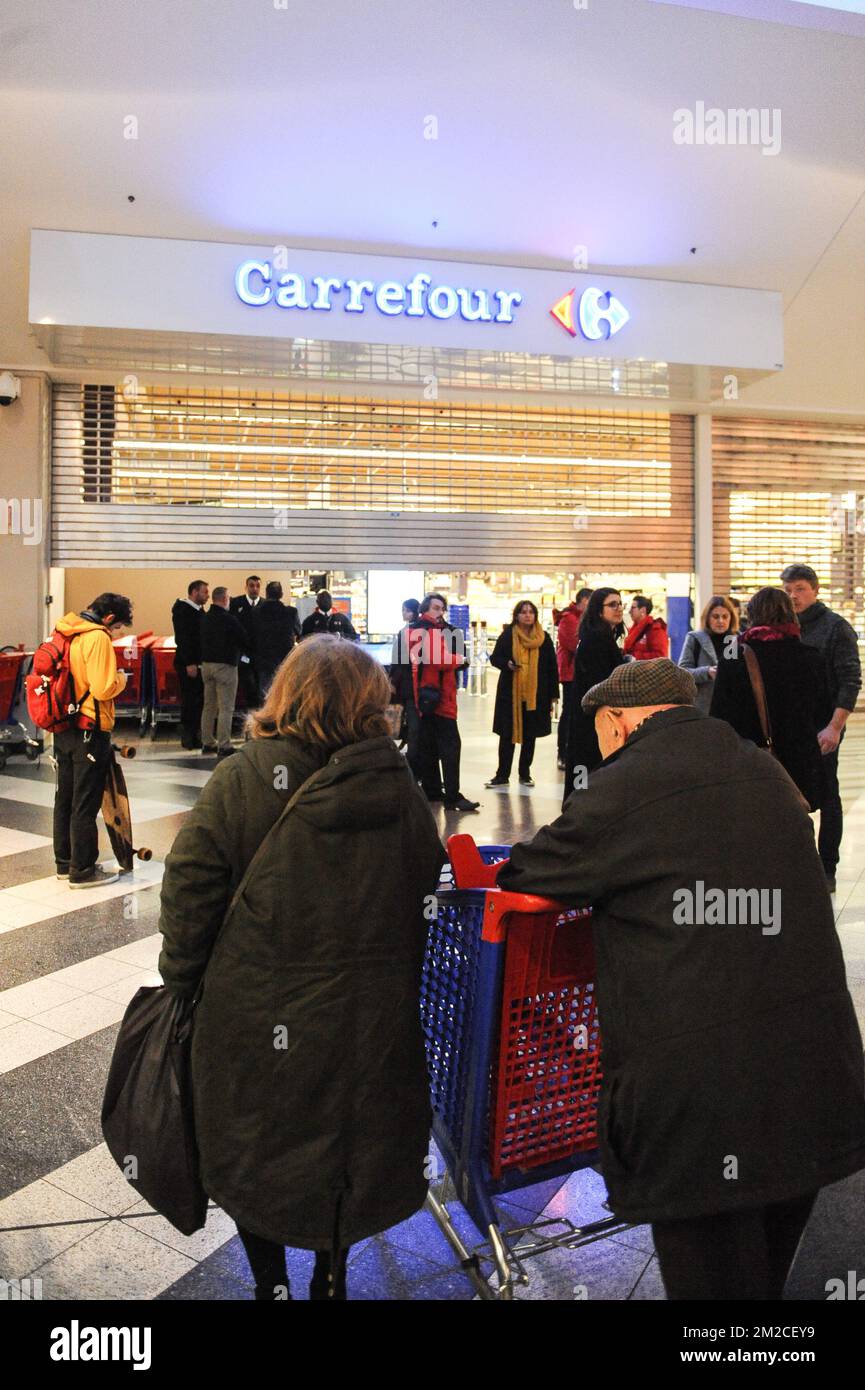 Illustration picture shows people surprised with a trolley in front of ...