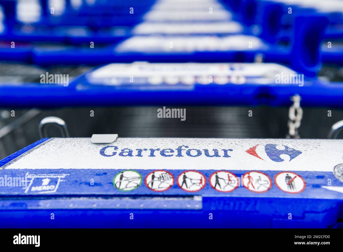 Carrefour supermarket trolleys hi-res stock photography and images - Alamy