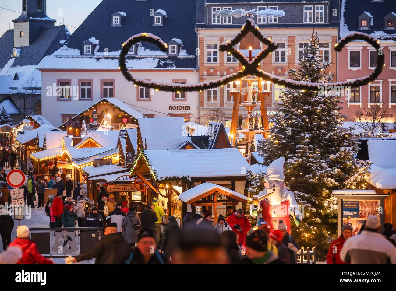 Annaberg Buchholz, Germany. 13th Dec, 2022. Visitors walk through the ...