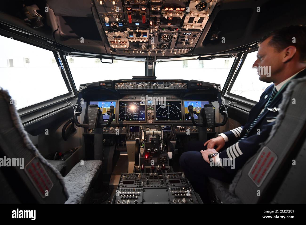 737 max cockpit hi-res stock photography and images - Alamy