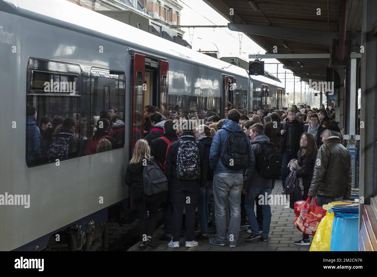 Rush hour in a train statiion in Wallonia | Heure de pointe sur les ...