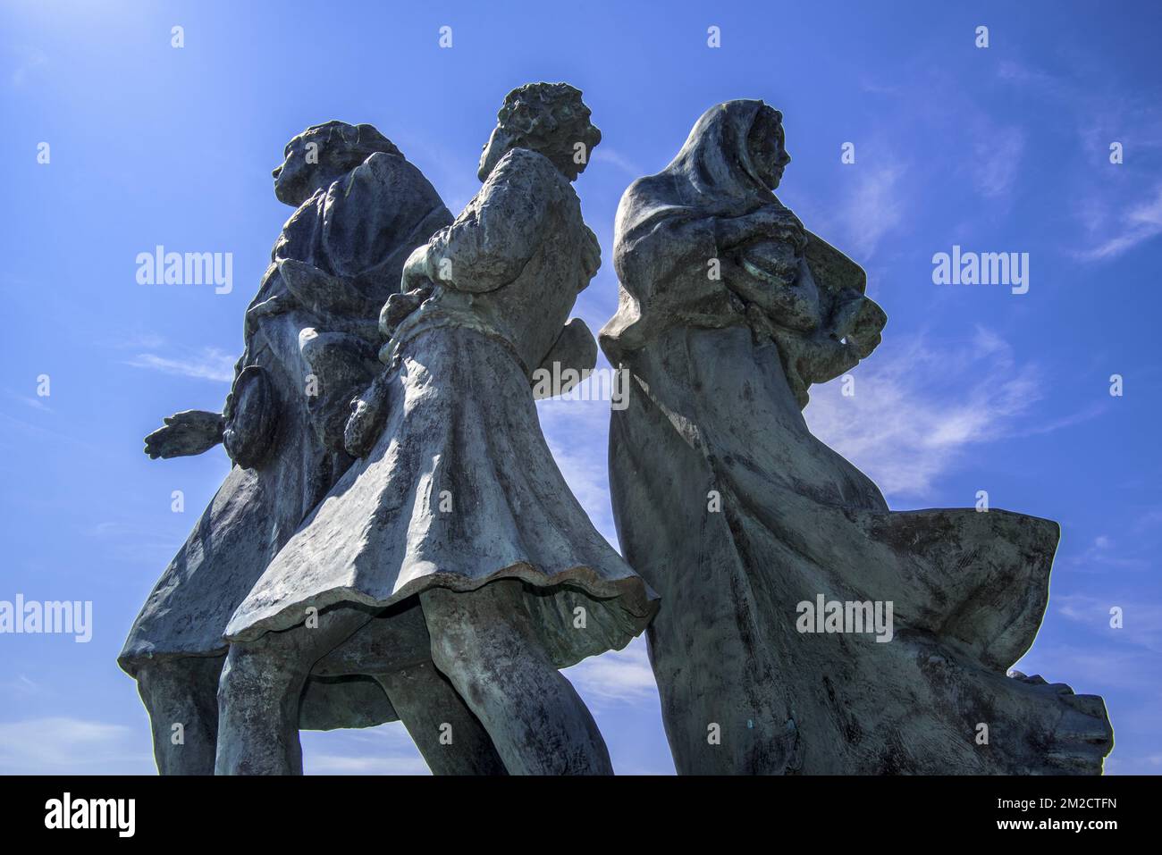 The Emigrants, memorial statue showing evicted Highlander family during ...