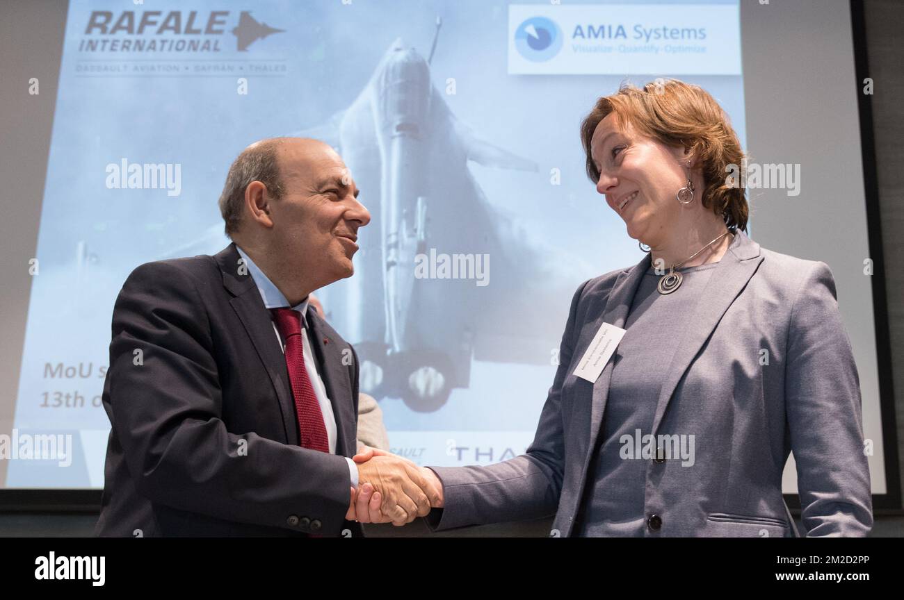 Dassault Aviation CEO Eric Trappier shakes hand with AMIA Systems CEO ...