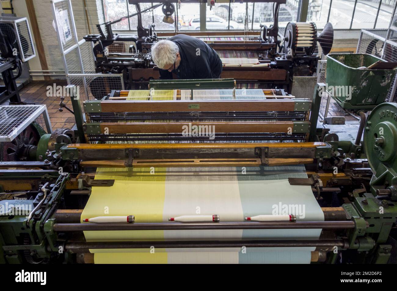 Fabric weaver operating mechanical flying shuttle loom / shuttle ...