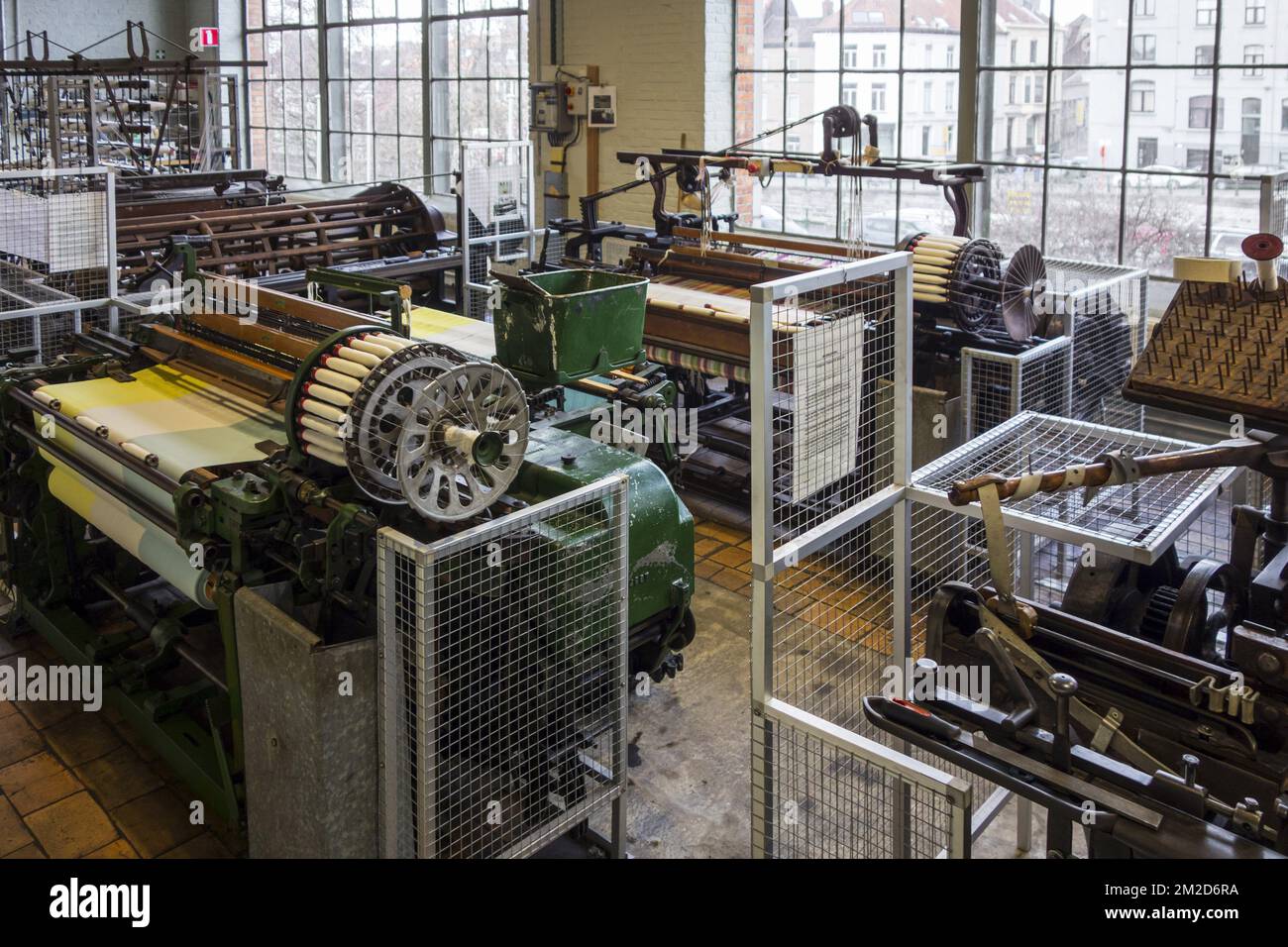 Mechanical flying shuttle loom / shuttle weaving machine in cotton mill ...