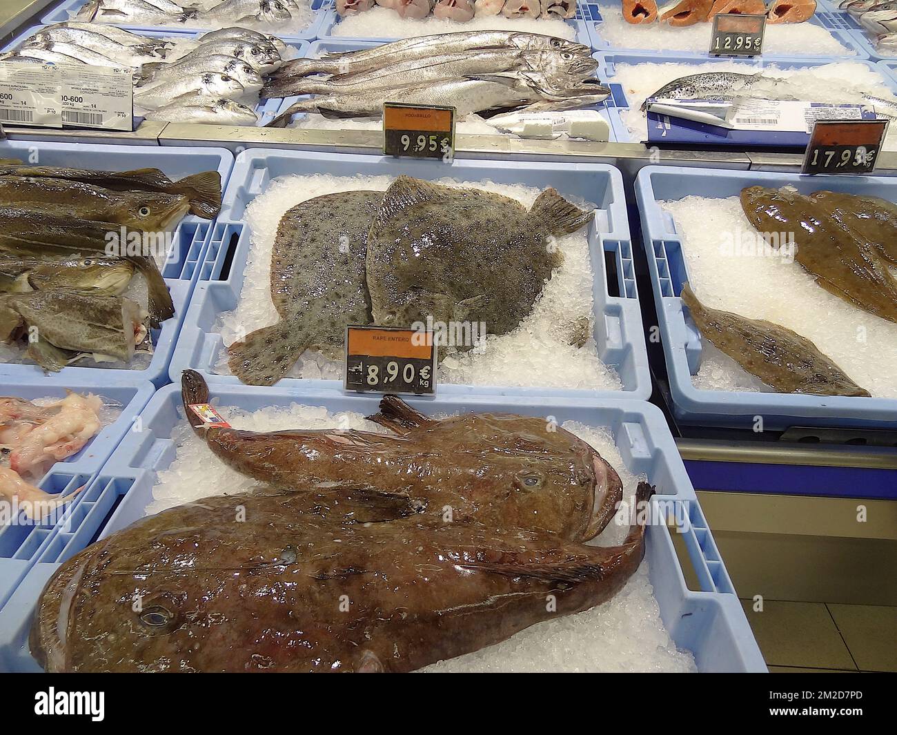 Store poissonnerie hi-res stock photography and images - Alamy