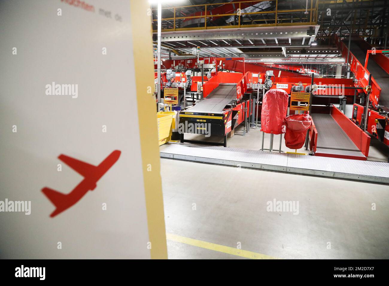 General view of the packages sorting system, during the opening of a ...