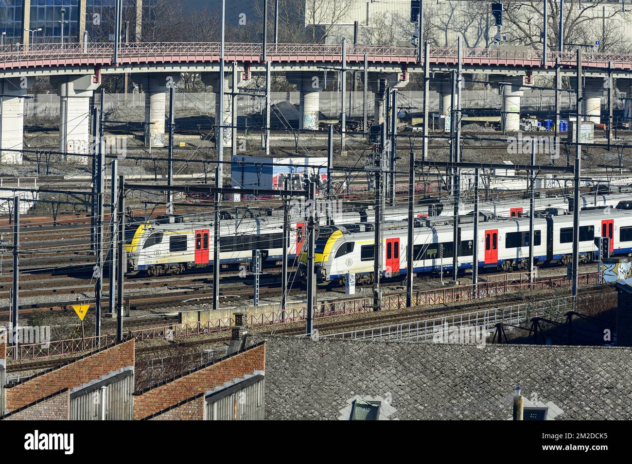 Main railway to the south brussels station - Trains crossing | Systeme ...